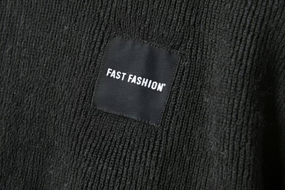 Des déchets textiles amassés près du Sénat pour relancer le débat sur ...