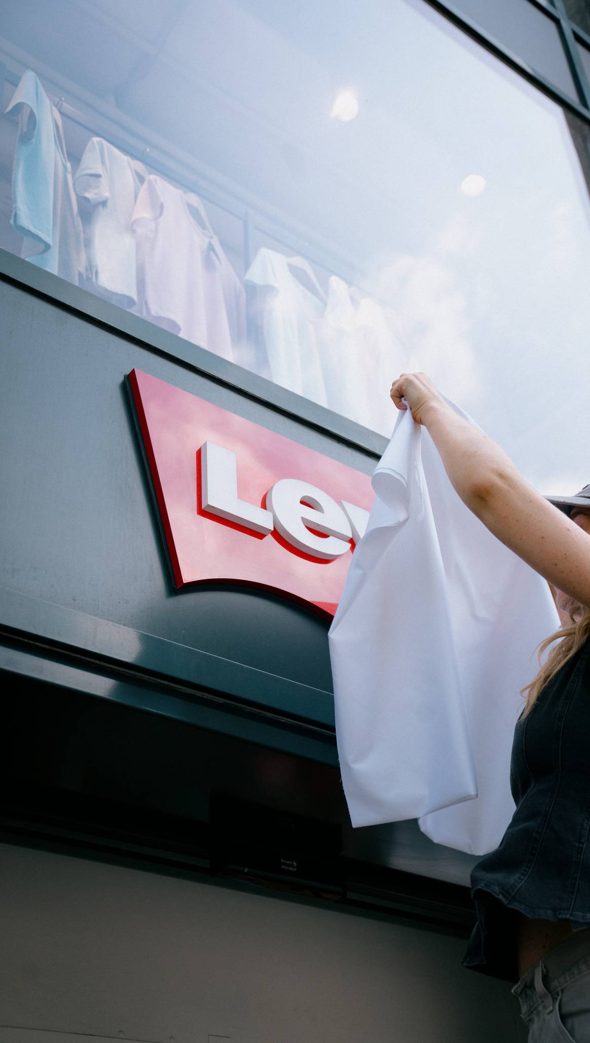 Nach WM-Aktion: Levi's verhüllt Logo des Berliner Flagships