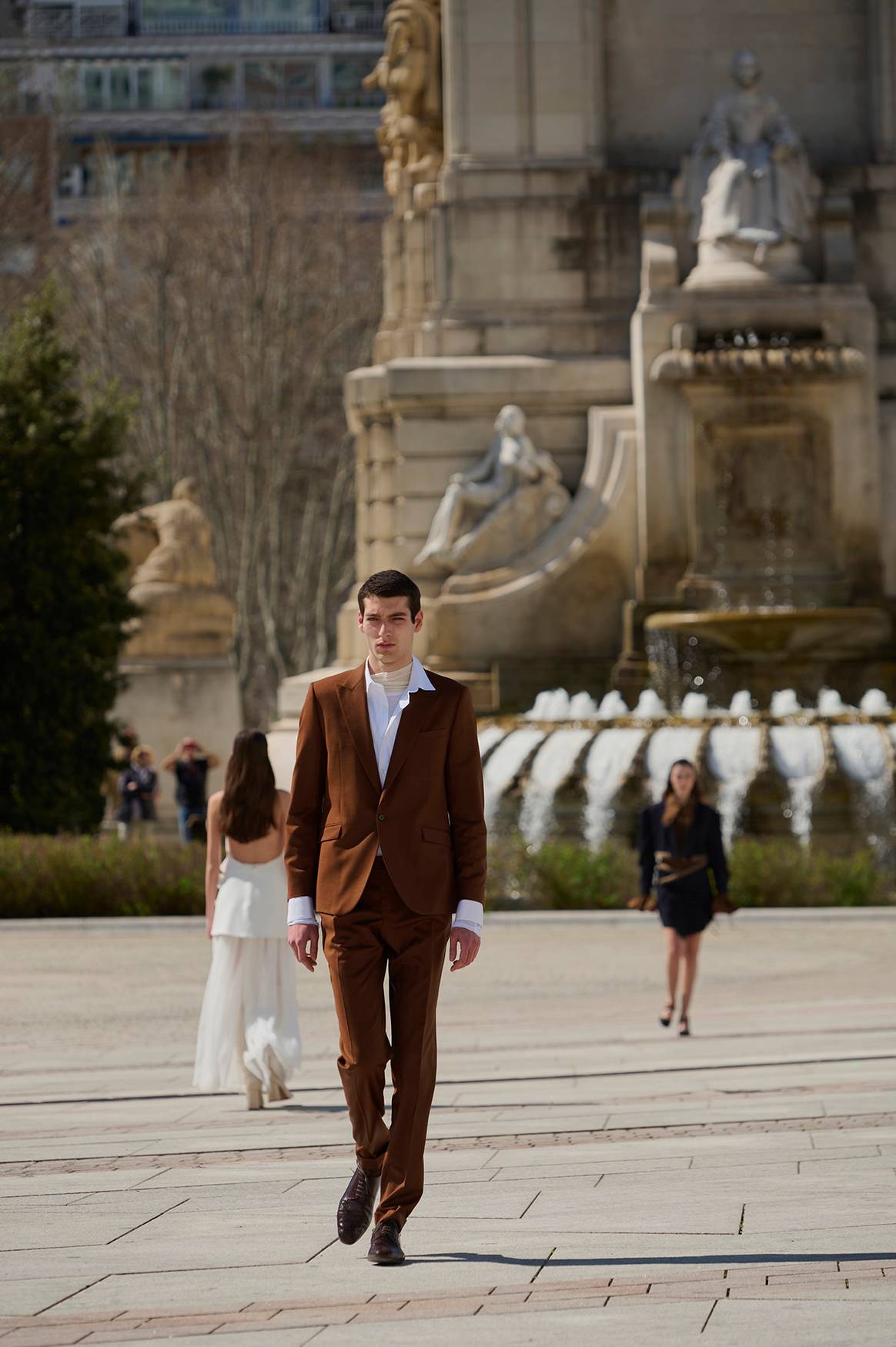 La “moda de autor” toma la plaza de España en el desfile inaugural de ...