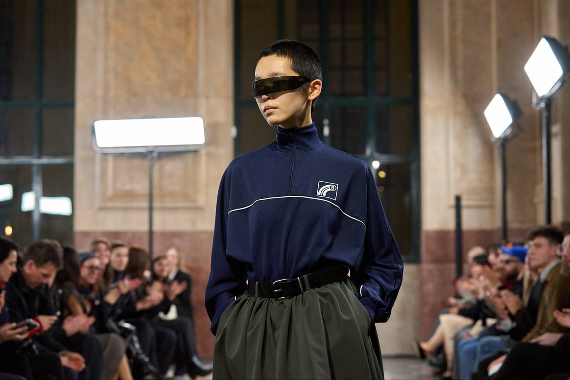 À Milan, Margiela (MM6) fusionne vestiaire formel et années 80