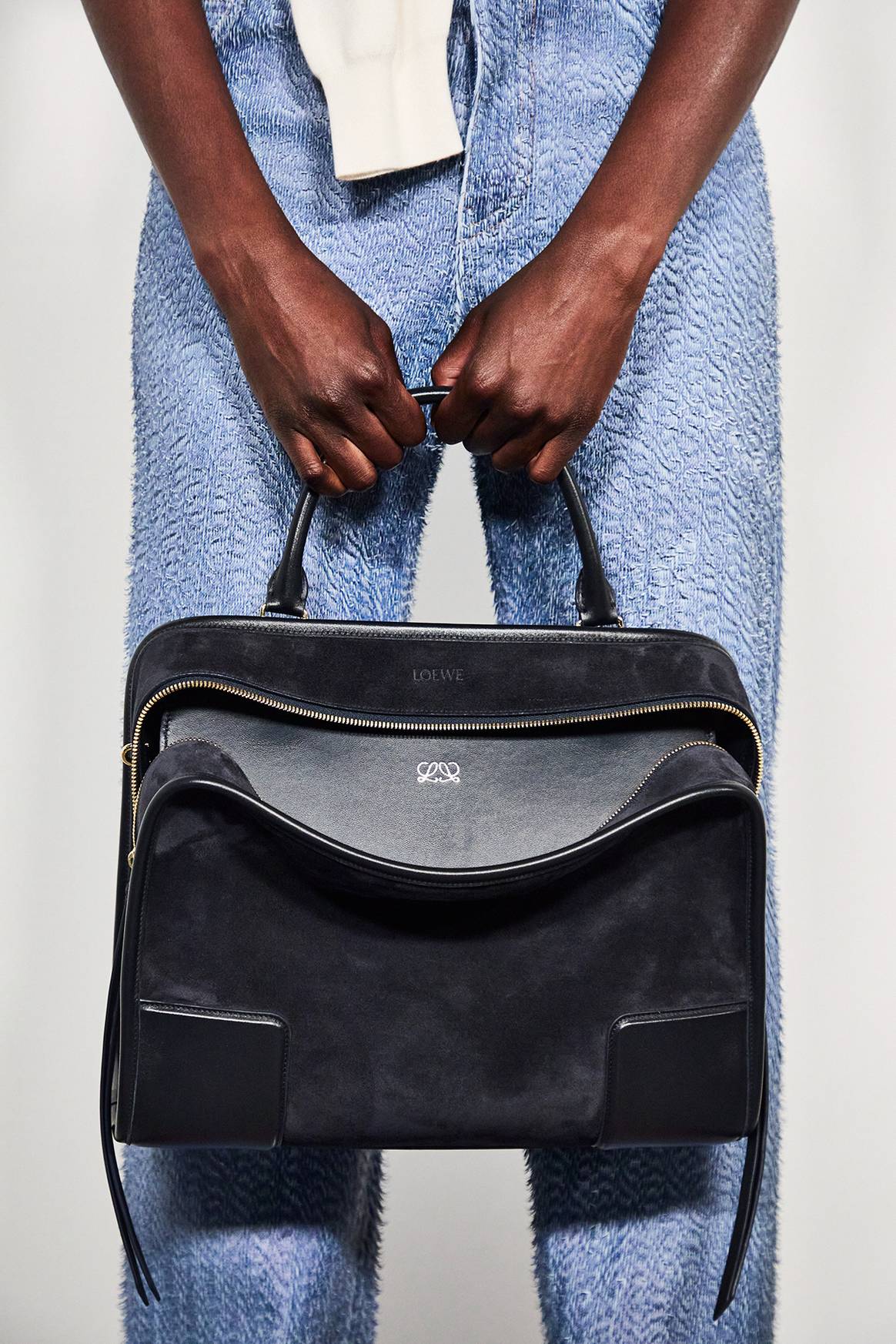 Loewe lanza el “Amazona 180”, el primer bolso para la casa de ...