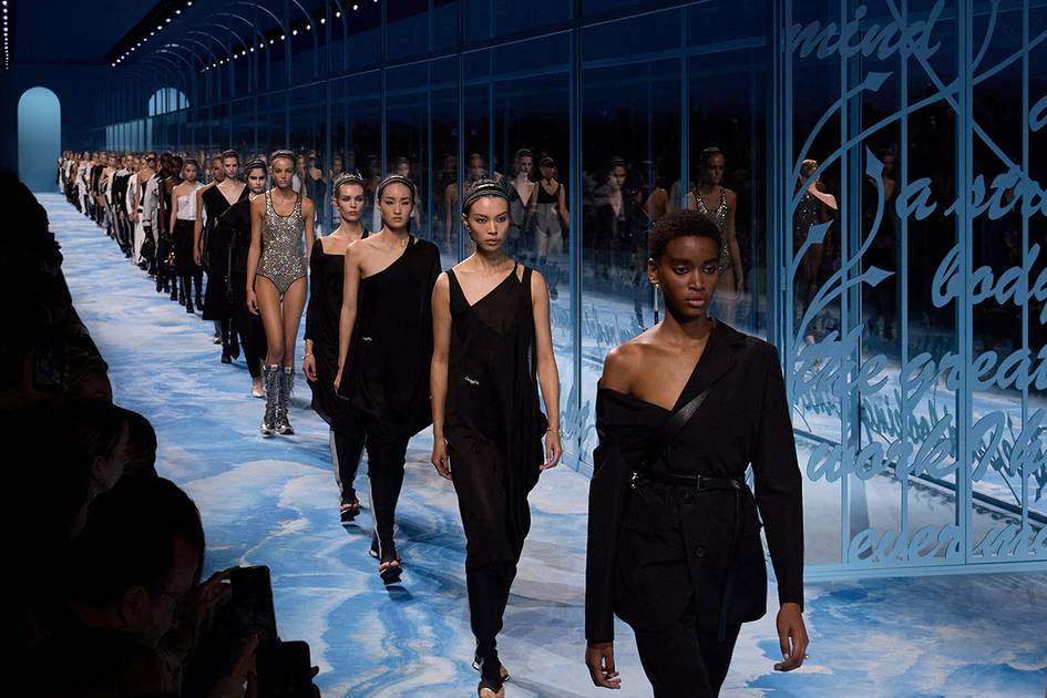Dior se viste de amazona y encumbra al vestido/body a “must have” de la ...