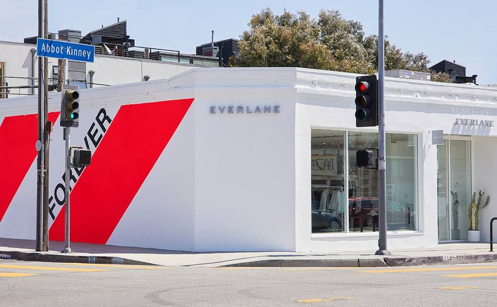 Everlane introduceert paskamer service in nieuwe LA winkel