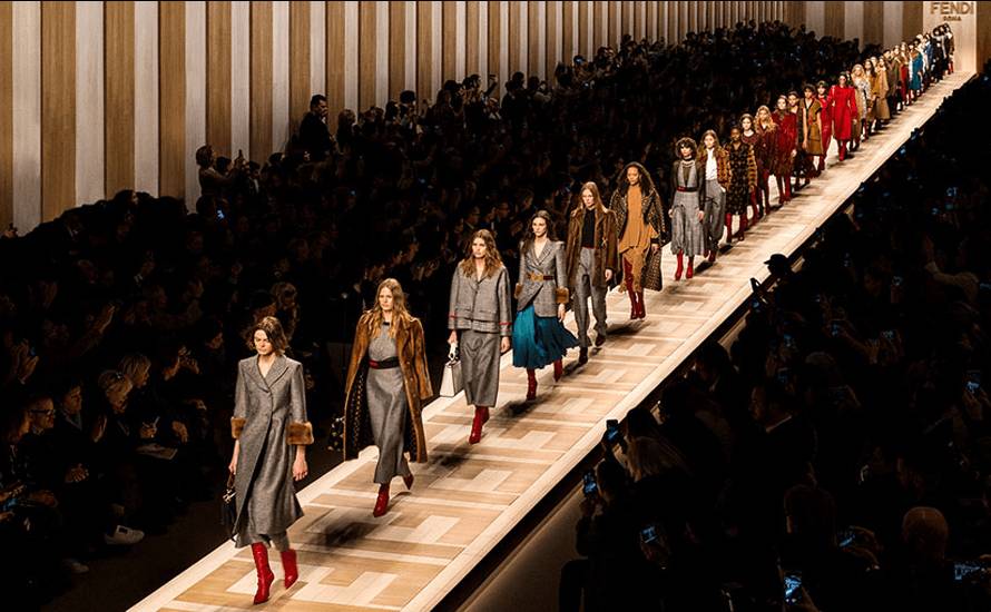 Les grandes maisons de mode comme Fendi courtisent la "génération Y"