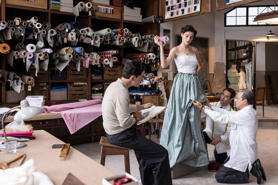 Alles wat je moet weten over de Disney-serie over Cristóbal Balenciaga