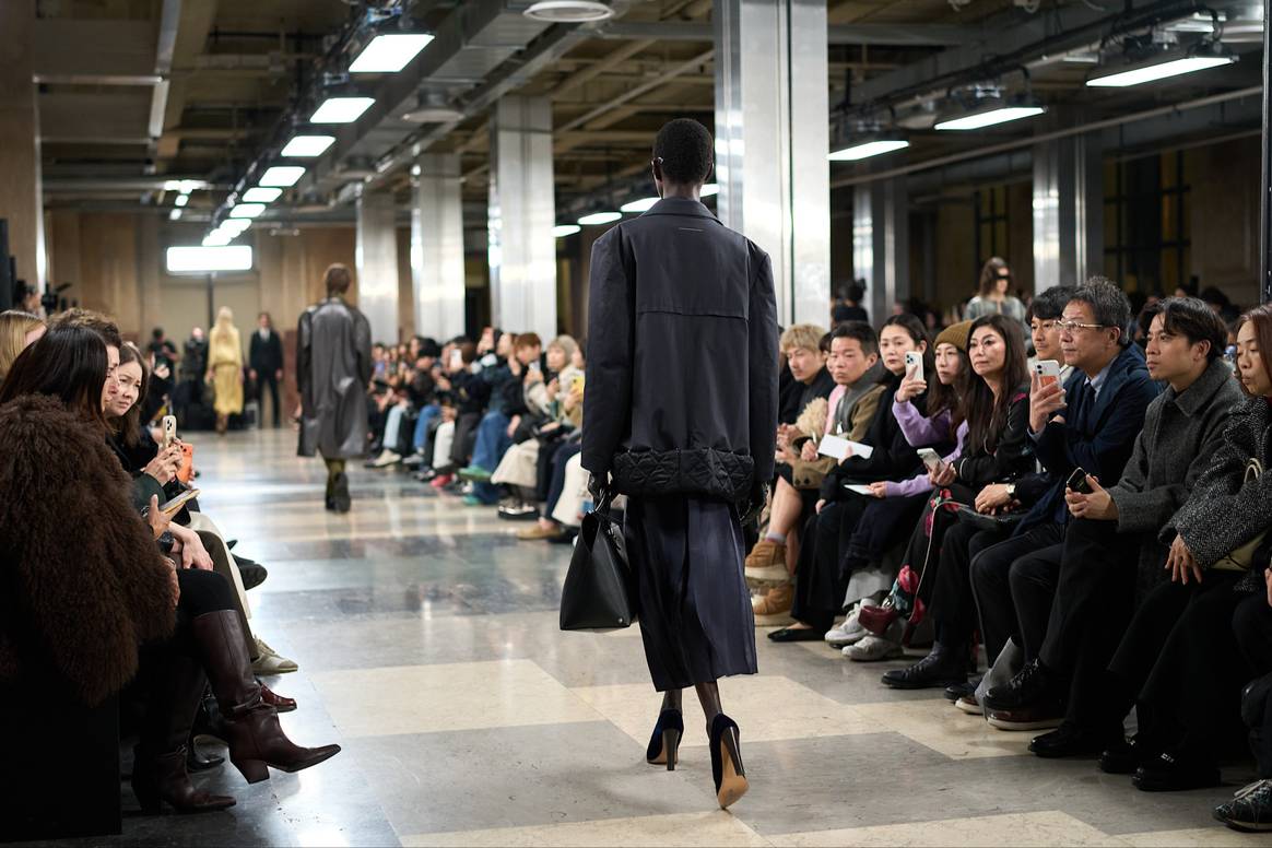 À Milan, Margiela (MM6) fusionne vestiaire formel et années 80