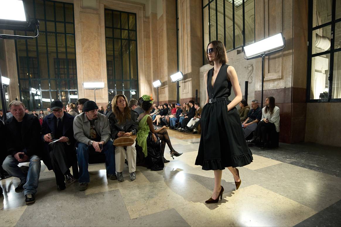 À Milan, Margiela (MM6) fusionne vestiaire formel et années 80