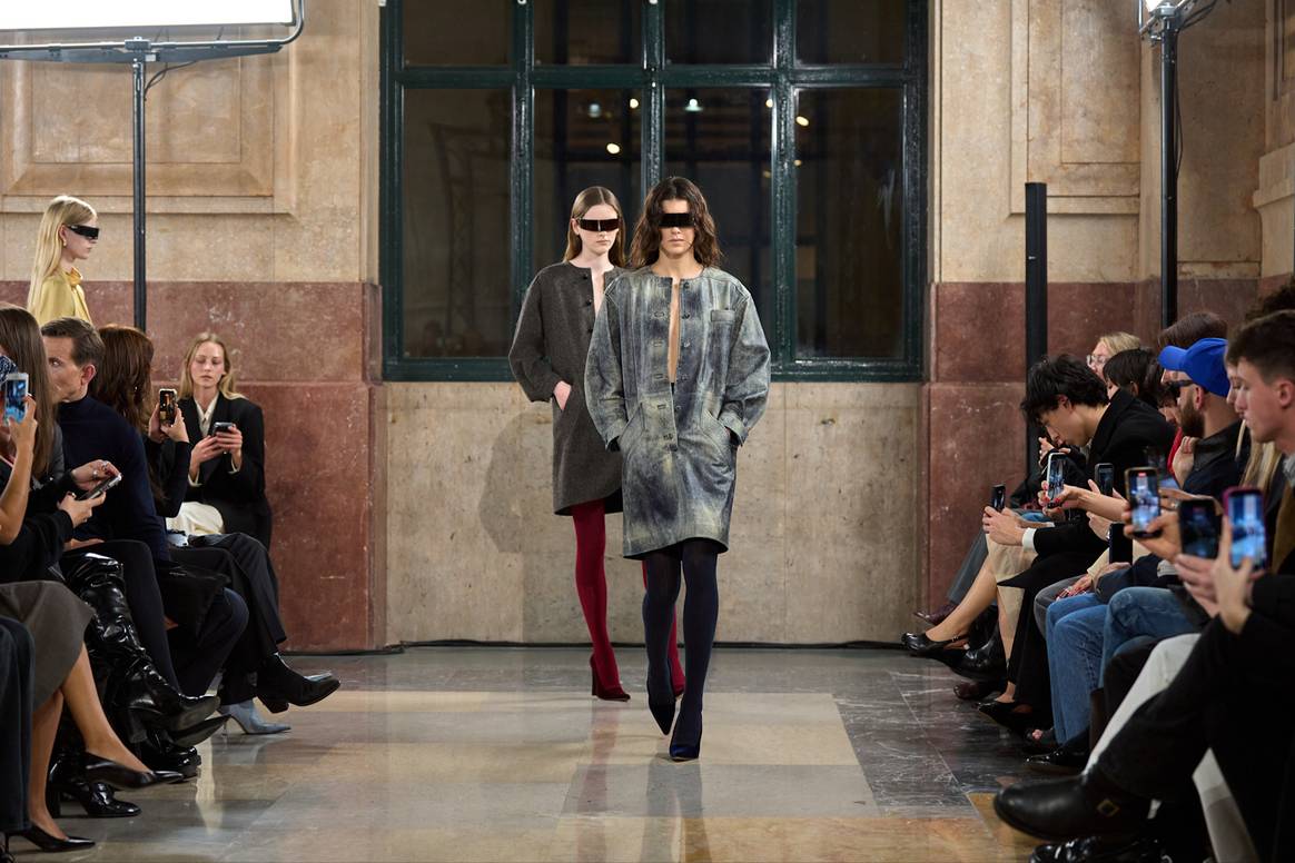 À Milan, Margiela (MM6) fusionne vestiaire formel et années 80