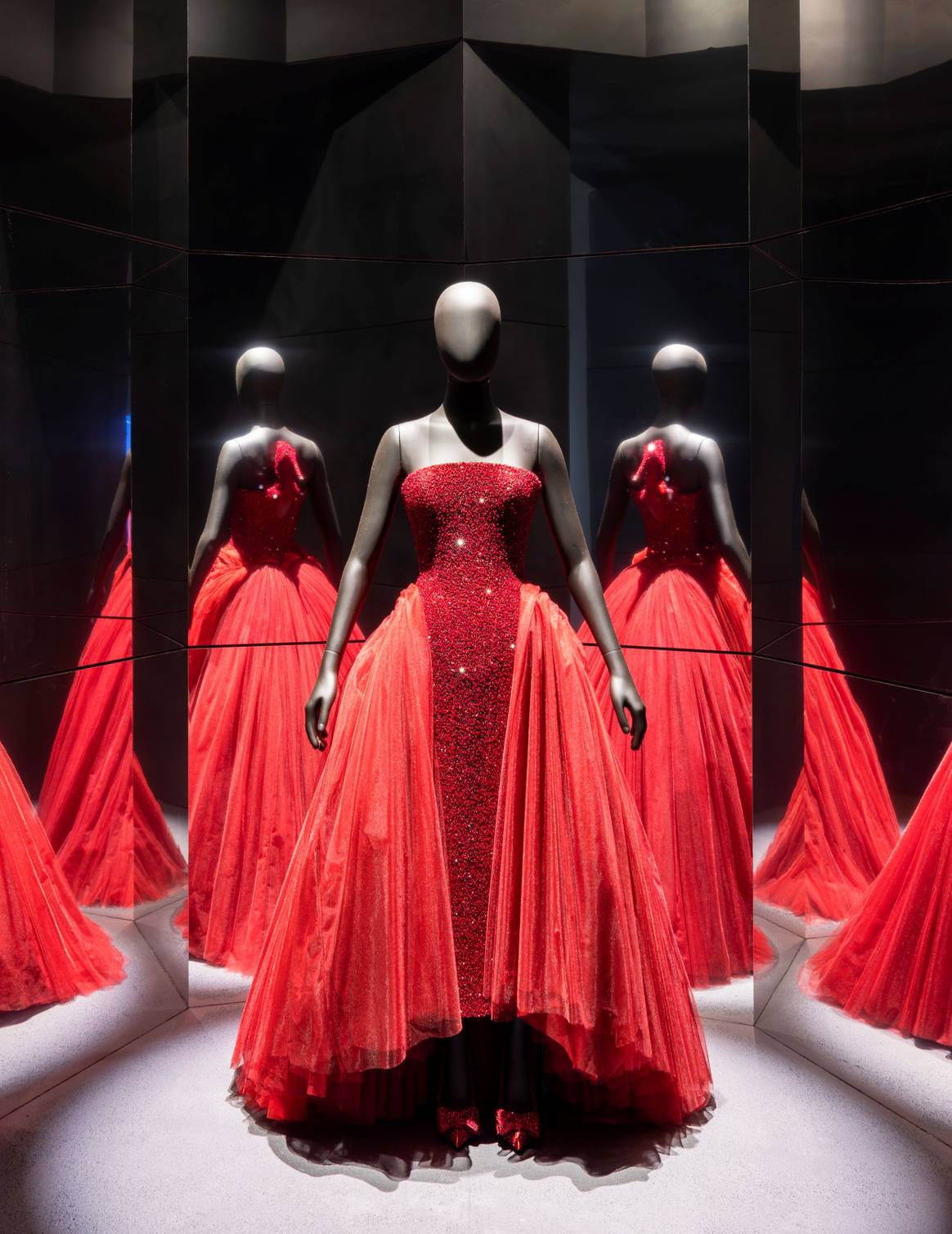 In beeld: Brits museum viert de nalatenschap van Elsa Schiaparelli met ...