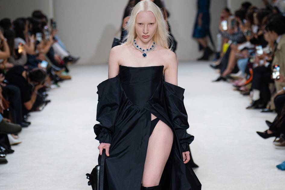 Una expresión audaz en la colección de primavera de Peter Sposito