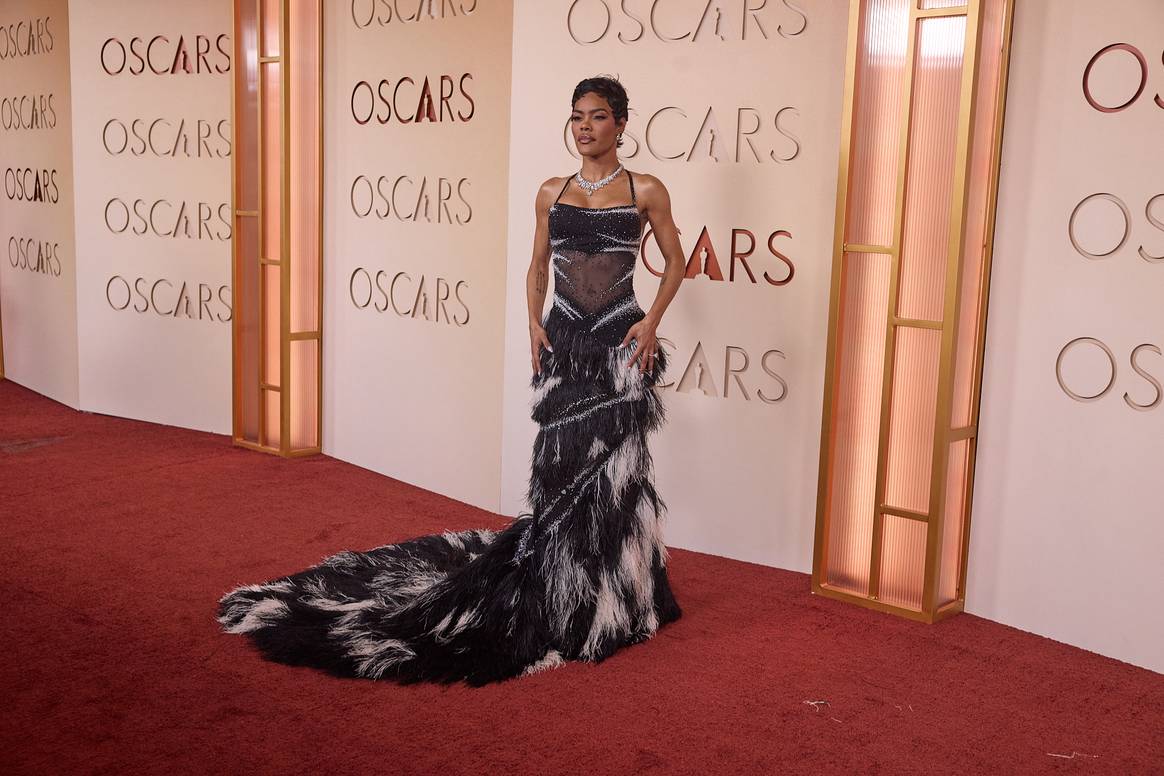 Stars bring glamour to Oscars red carpet