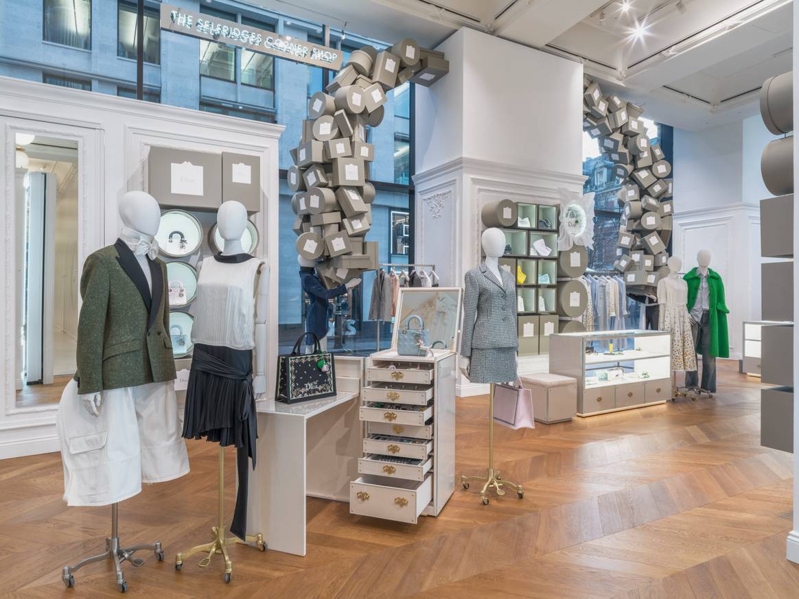 Dior 于 Selfridges 百货开设快闪店，呈献 Jonathan Anderson 首个系列